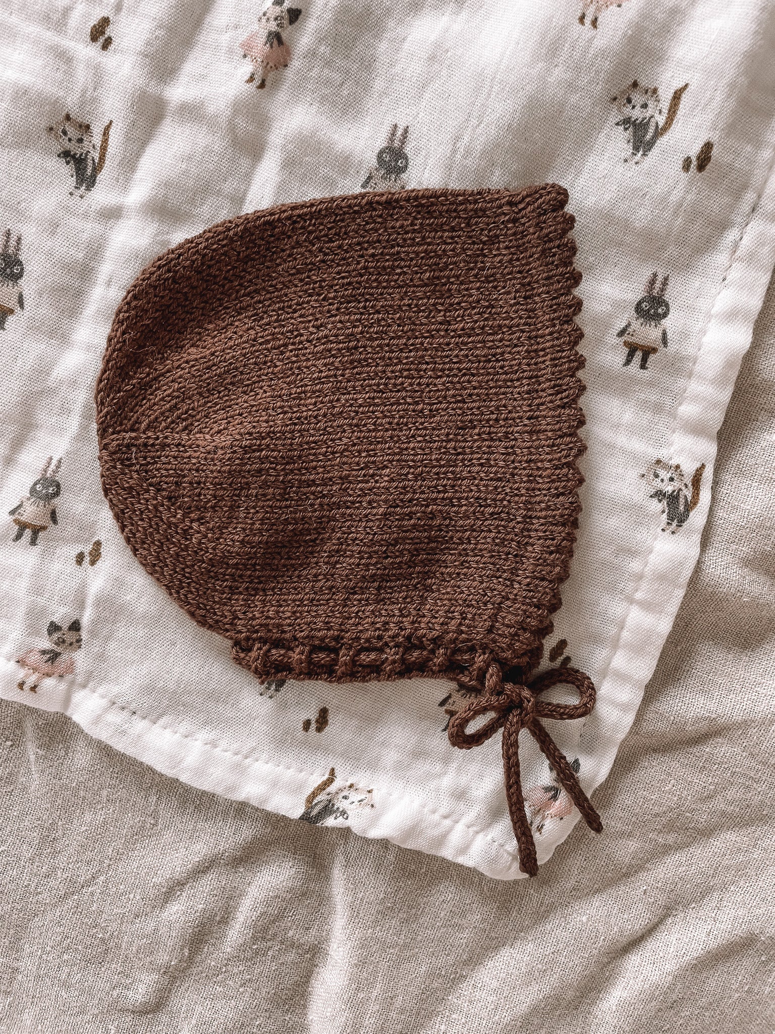 Lilles første kyse // Baby´s first bonnet – Little & Loop